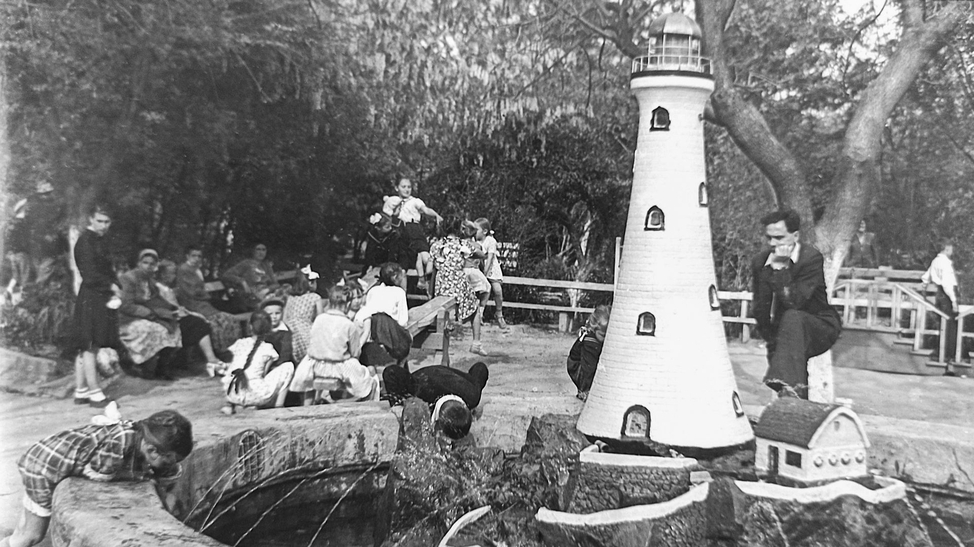 Более тридцати лет назад, тут был фонтанчик "Маяк".  / 18.12.2025