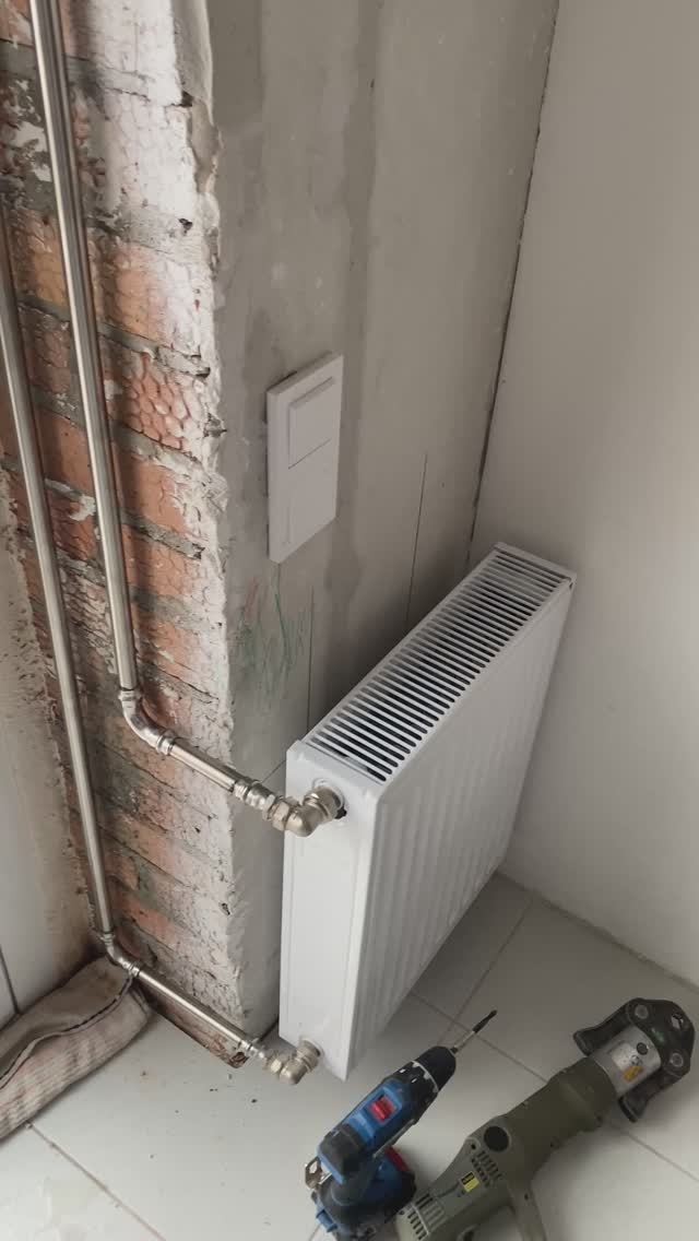 Монтаж радиатора совместно с теплыми откосами