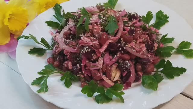 Вкусный и полезный рецепт салата из красной фасоли и свеклы.