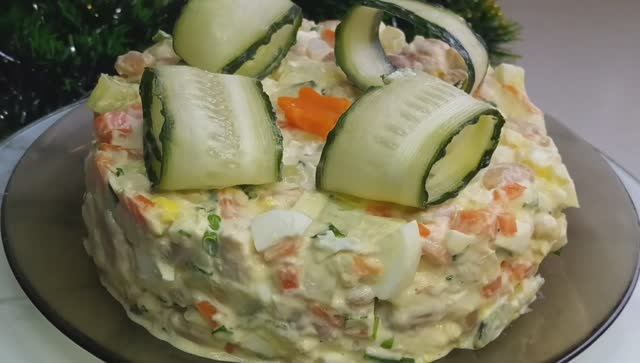 Салат с курицей и белой фасолью. Съедается весь без остатка!