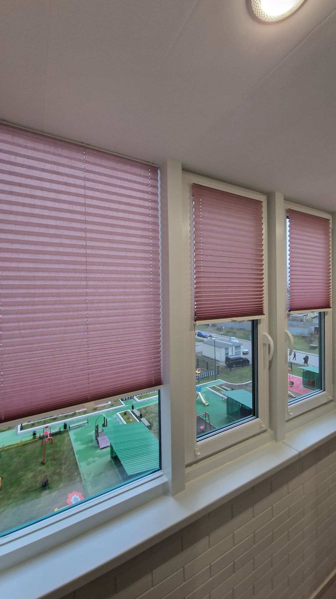 Шторки плиссе на лоджию. Натяжная система. Ткань Краш перл светло-сиреневый.