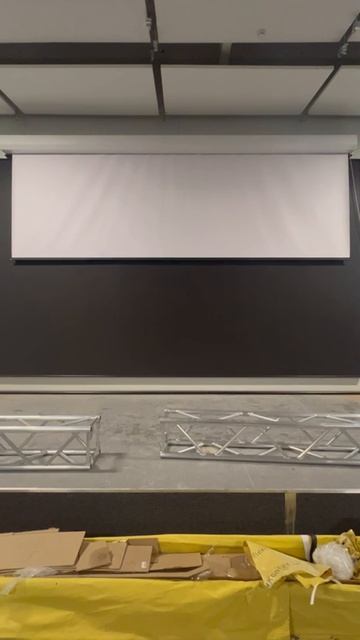 Моторизированный шестиметровый экран Кубстер