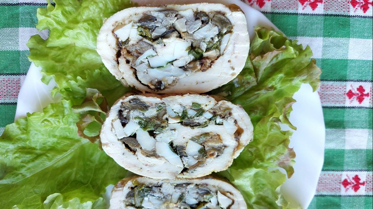 Праздничный куриный рулет с аппетитной начинкой. Приготовить не сложно, выглядит нарядно.