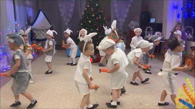 Новый год группа №6 "Пчелка"