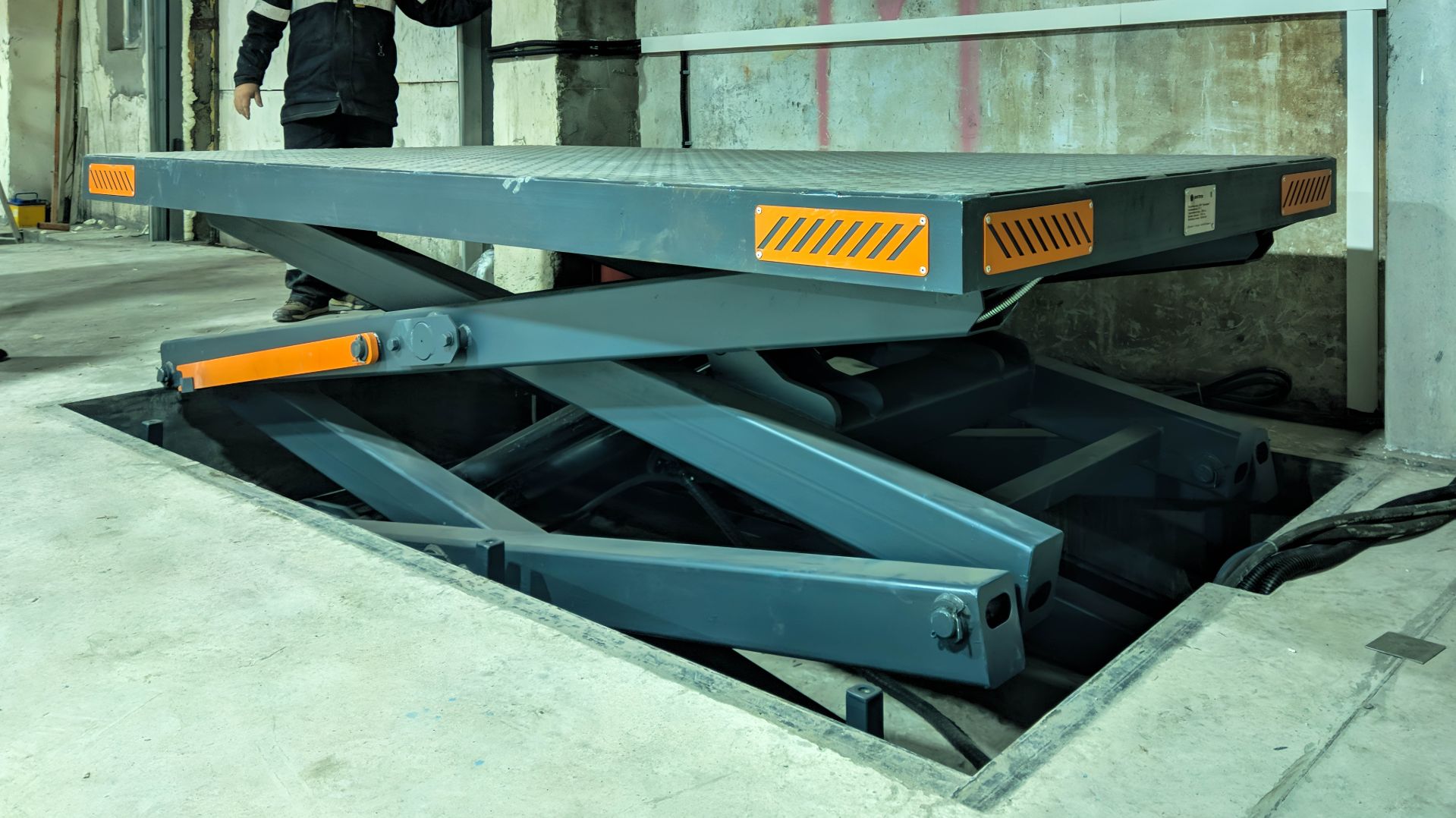 Гидравлический подъемный стол с автоматическими остановками