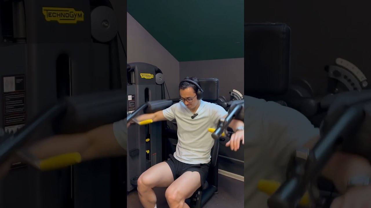 Отведение плеч с тренажере