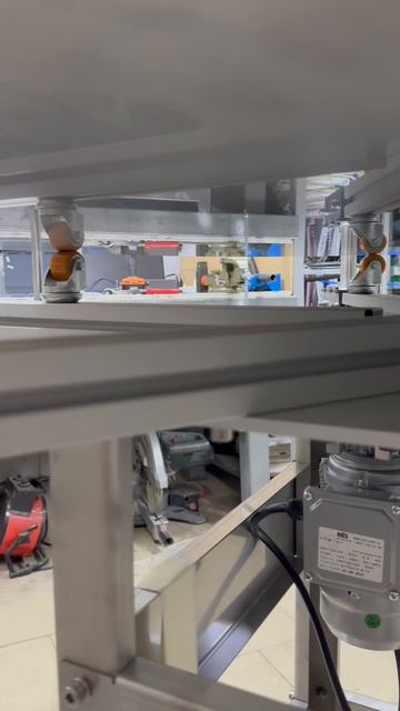 Поворотный подающий стол для стабильной подачи тары