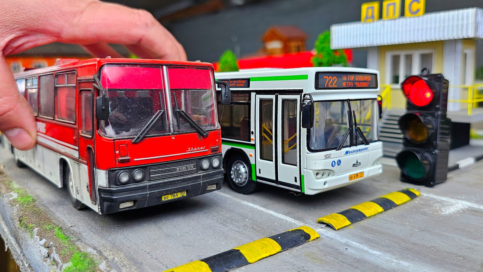 Автобусы проезжают лежачий полицейский! Про машинки