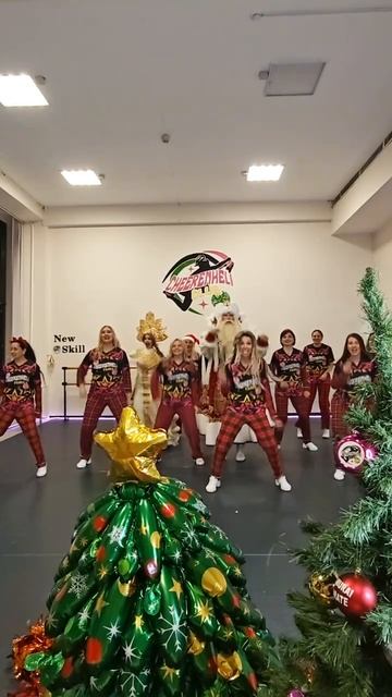 CHEERENKELI Данс Фэмили поздравляют всех с наступающим Новым годом!