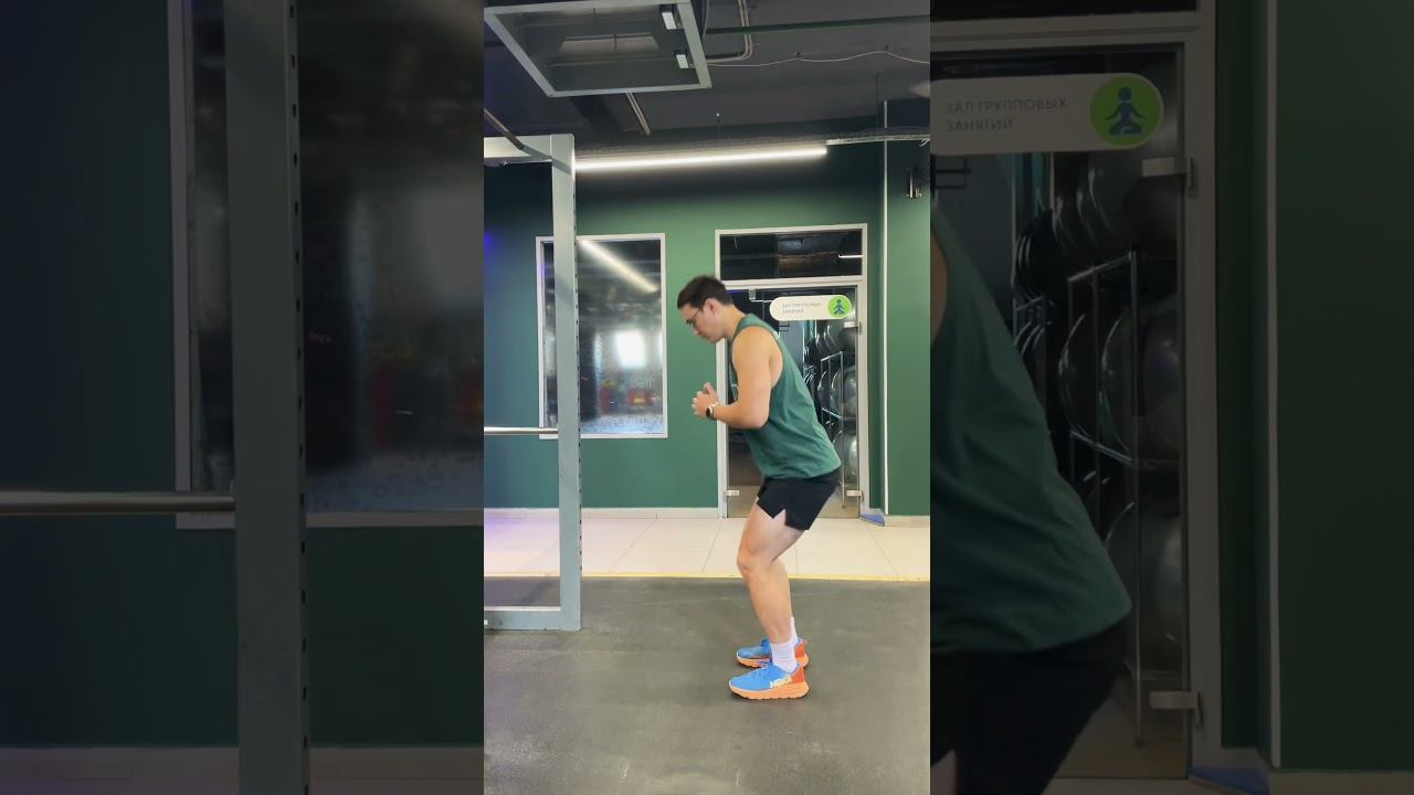 пример зачем разводить колени в стороны во время приседания