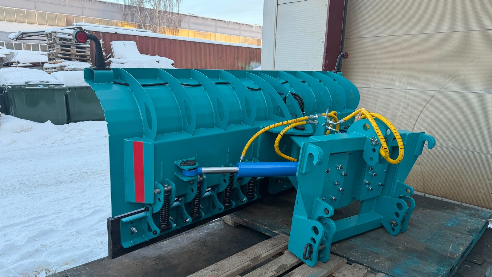 Передний поворотный отвал на трактор