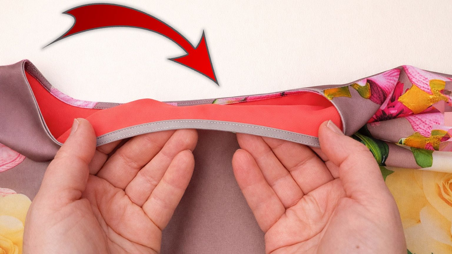 ✅ Горловина с подкладкой — аккуратно с лица и изнанки, без лишних мучений