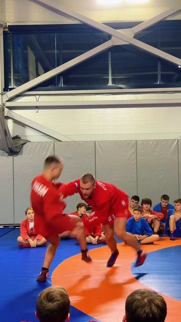 Приём «Выхват за ногу» в исполнении трёхкратного чемпиона мира по самбо Антона Коновалова