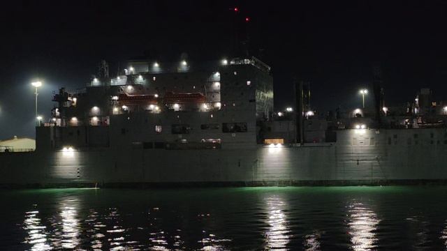 корабль ВМФ в ночи