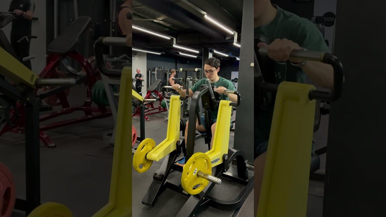 Горизонтальная тяга в рычажном тренажере с акцентом на верх спины