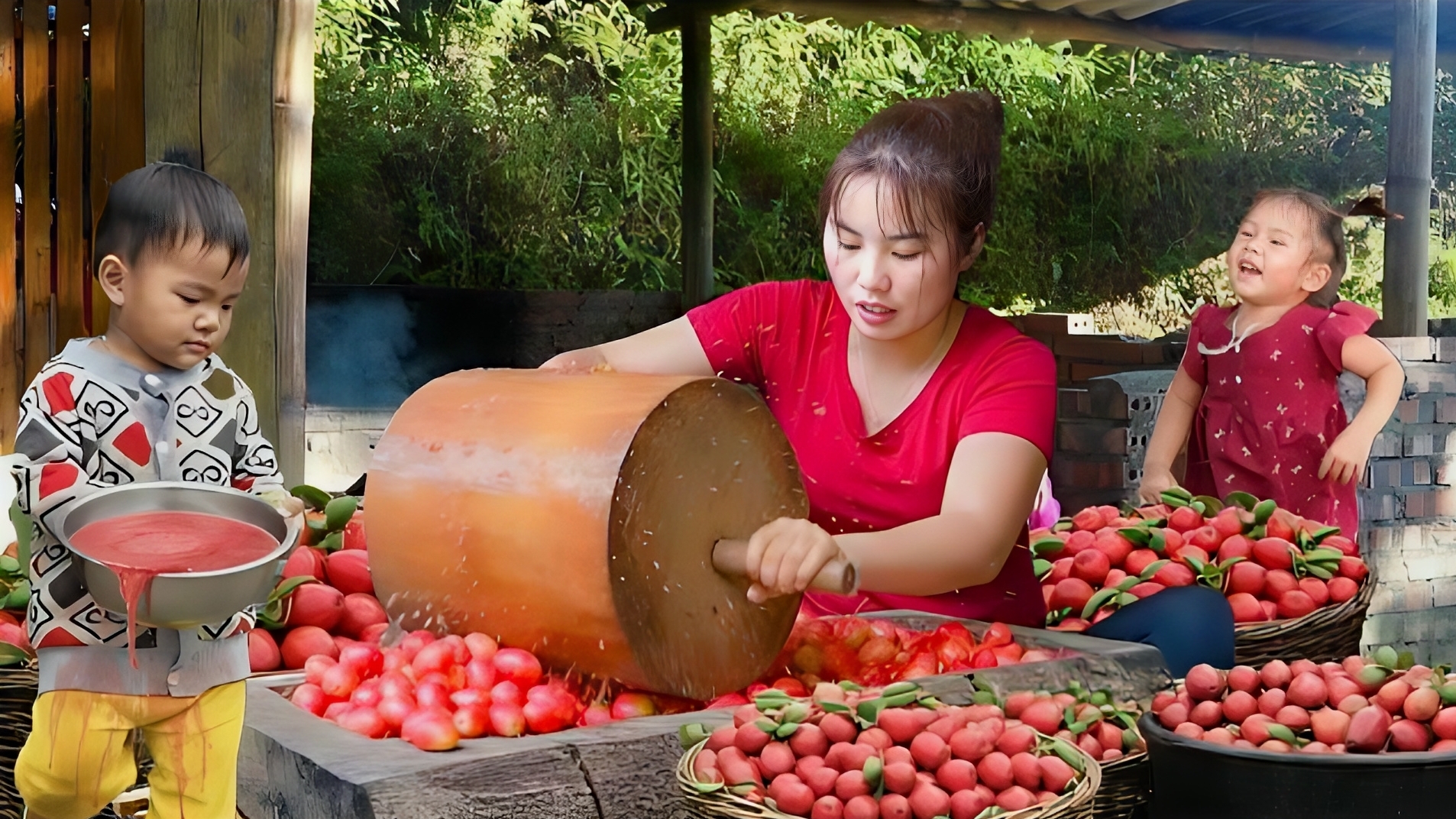Собирю красные фрукты из сада готовлю кашу для ребенка. Веду хозяйство и ухаживаю за огородом. Дуонг