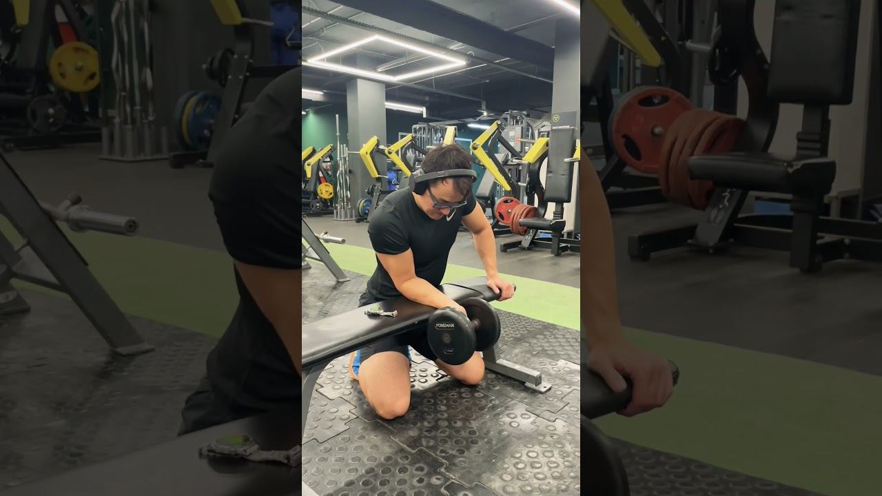 Хват с гантелью в упоре на лавку