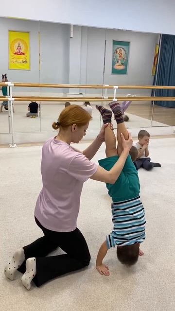 Акробатика для малышей Стойка на руках-2 12.2025