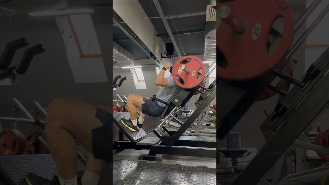 Упражнение водитель и глубокий присед в гакк-тренажере #присед#фитнес#растяжка