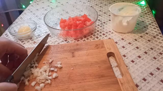 Салат с помидором и сметаной