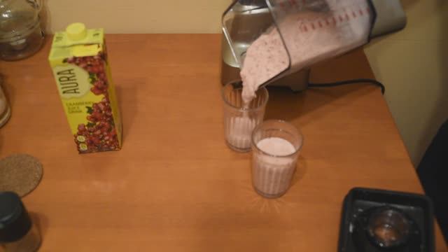 Делаем коктейль из мороженого с клюквенным соком.