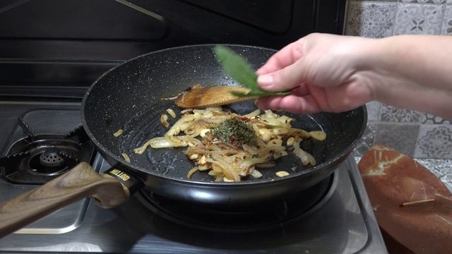 Очень вкусный ужин с луковой заправкой. Lomo con salsa y patatas fritas.