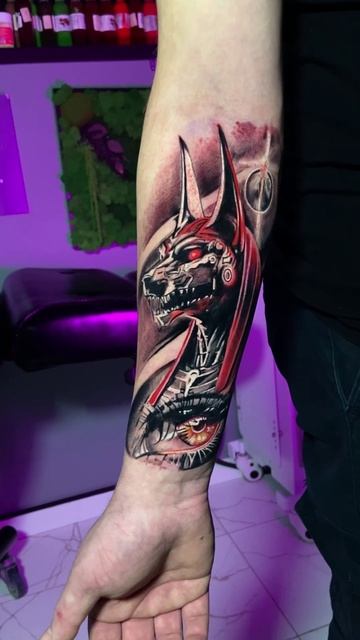 Мужское тату на предплечье руки Анубис с глазом