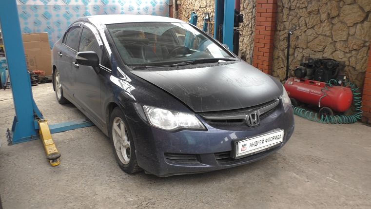 Замена правой подушки двигателя на Honda Civic 1,8 Хонда Цивик 2007 года