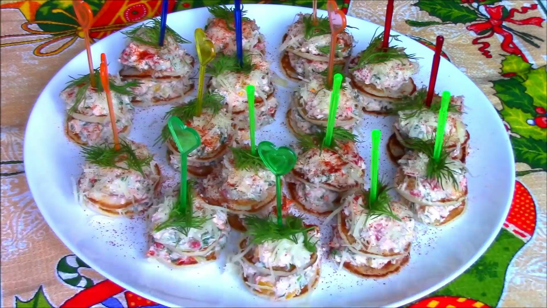 Канапе из блинчиков с творожным сыром и овощами.