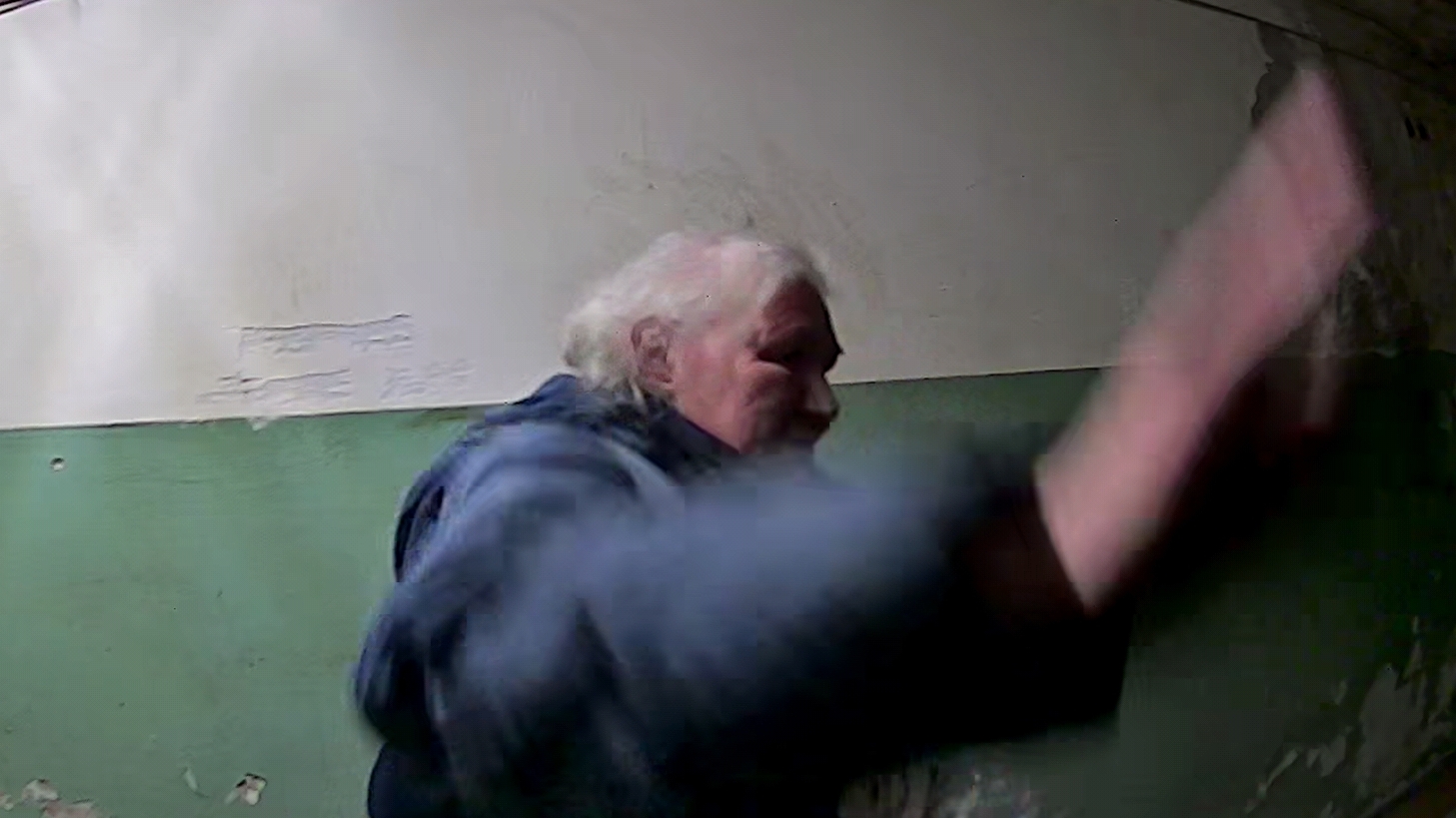 25-12-2025 переговоры с работником вахты на входе в общагу зашли в тупик иупости и неадекватности