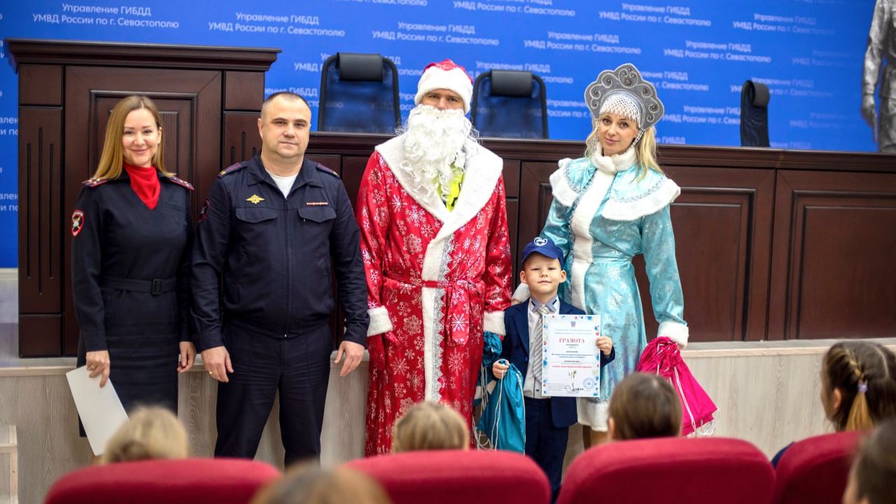 В Управлении Госавтоинспекции Севастополя наградили победителей конкурса Новогодняя игрушка-ПДД 2026
