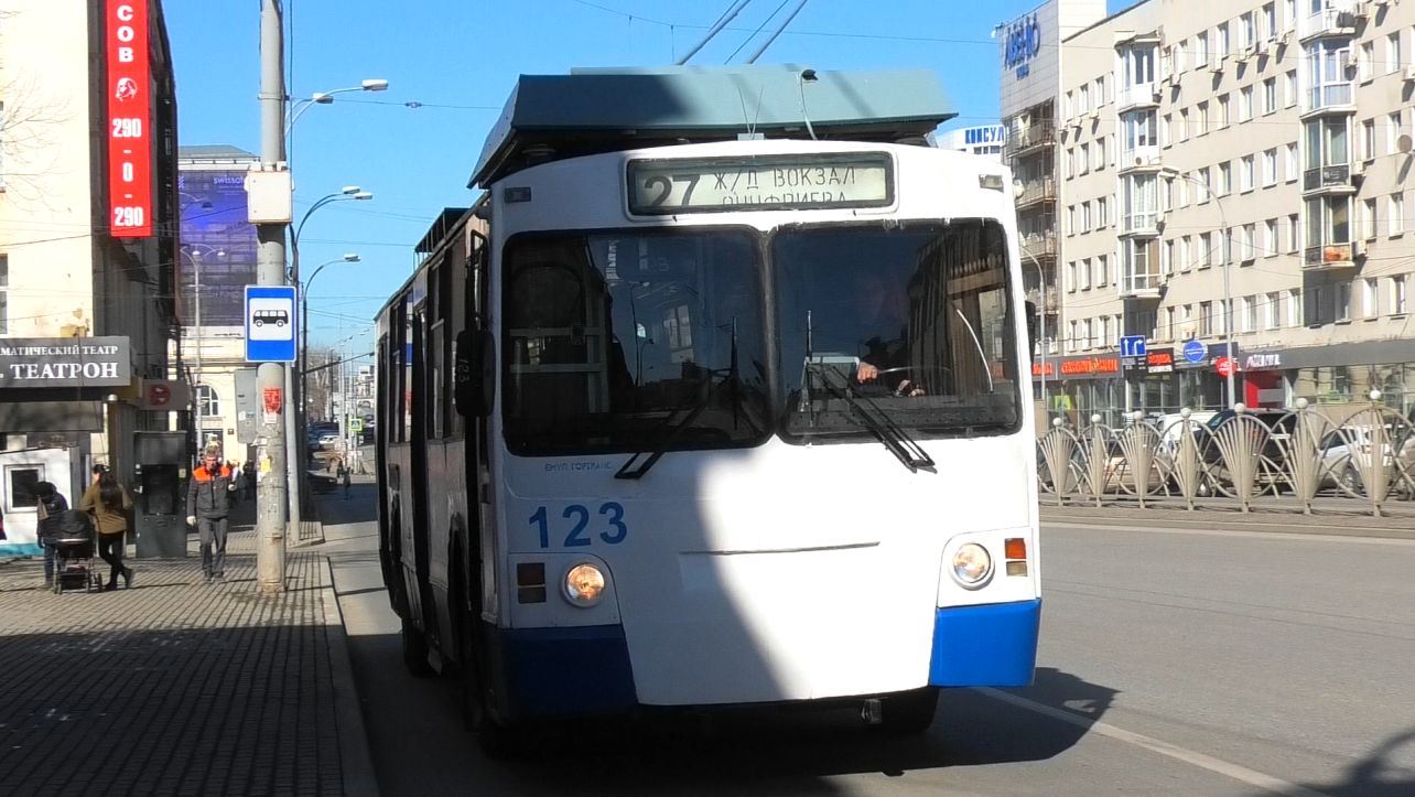 Троллейбус Екатеринбурга ЗиУ-682 КР Иваново №123 маршрут 27 на остановке "Проспект Ленина"