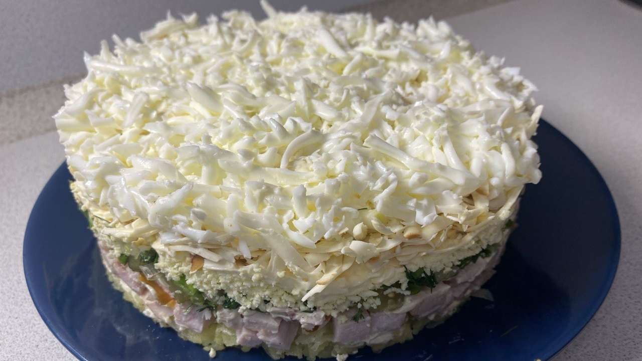 Салат к празднику с копчёной куриной грудкой и колбасным сыром...25-12-2025