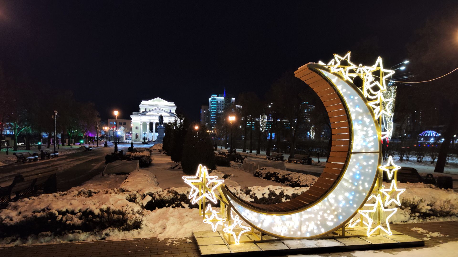 Челябинск вечерний зимний город. Кватро Одна снежинка  21.12.2025г