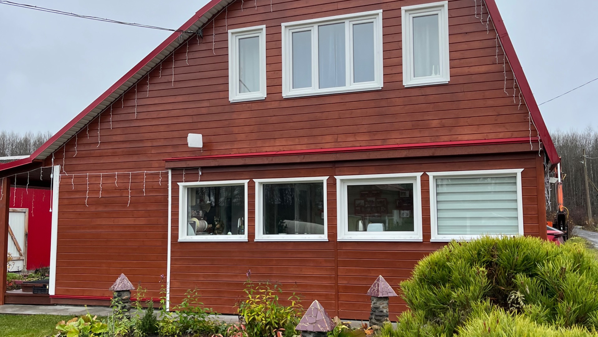 Пристройка к загородному дому, где разместились санузел и коридор.