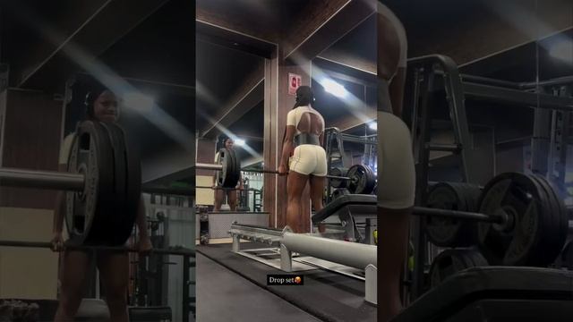 РЕАЛИСТИЧНЫЕ ДЕВУШКИ В СПОРТЗАЛЕ