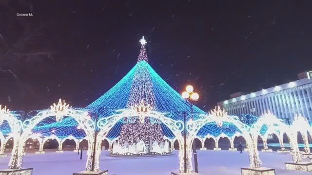 Красивая новогодняя ель в Южно-Сахалинске.mp4