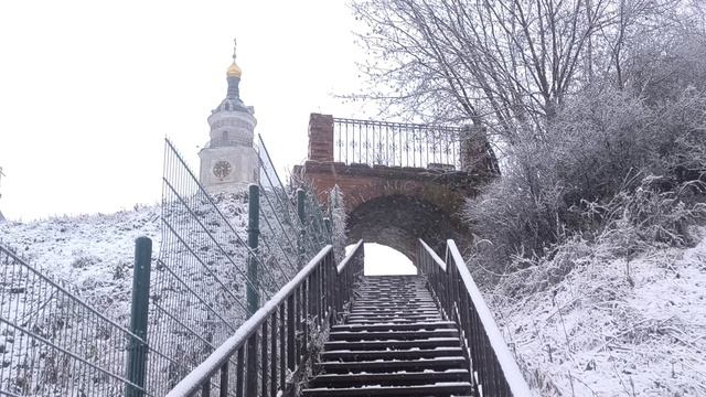 1000091822 Волоколамск. В Кремль по лестнице.mp4