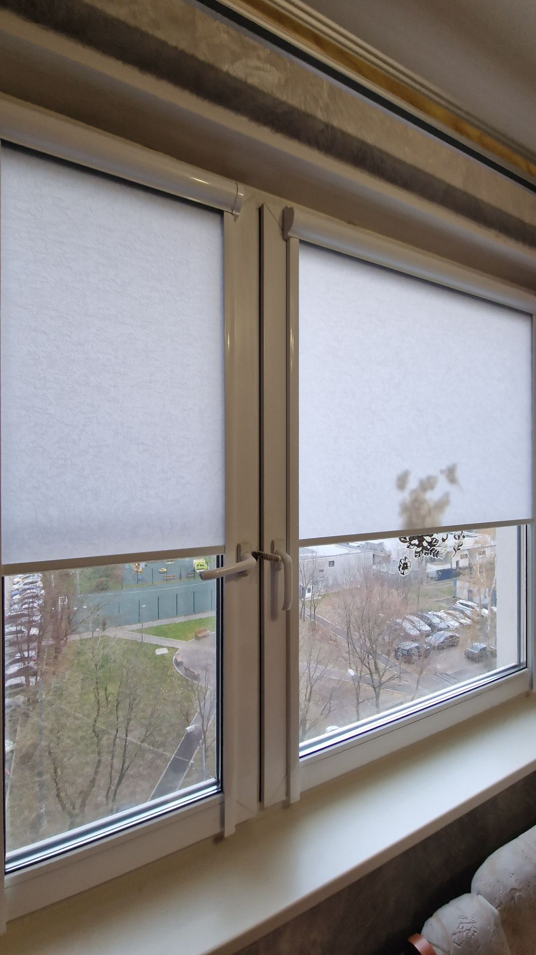 Кассетные рулонные шторки уни2. Ткань Шелк жемчужно-серый.