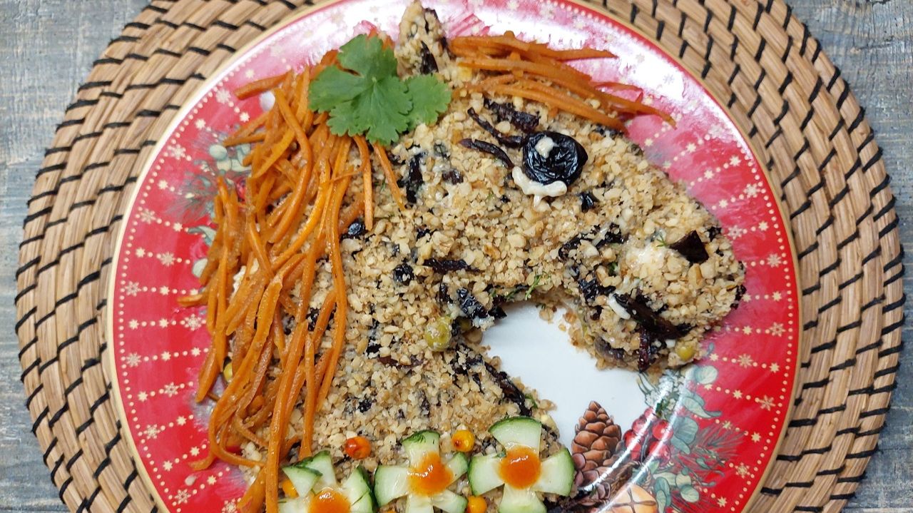 Новогодний салат «Лошадь - огненная грива». Салат слоёный мясной.