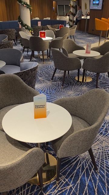 8 - я палуба украшена