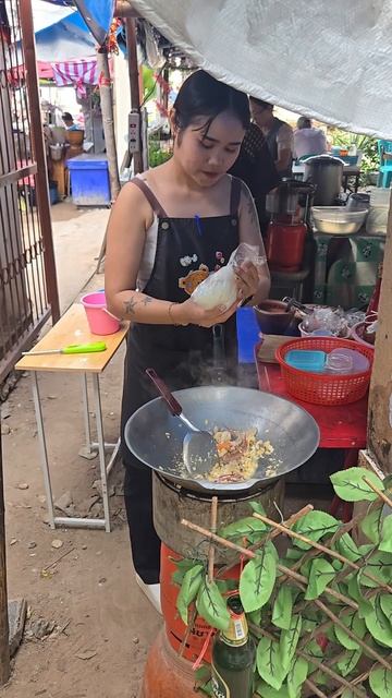 Жареный рис с морепродуктами в тайском кафе