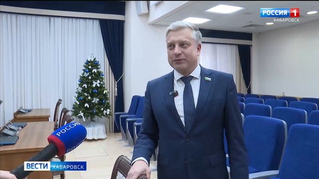 Подарки с «Ёлки желаний» и экскурсию по краевой Думе организовал для детей ее спикер Николай Шевцов