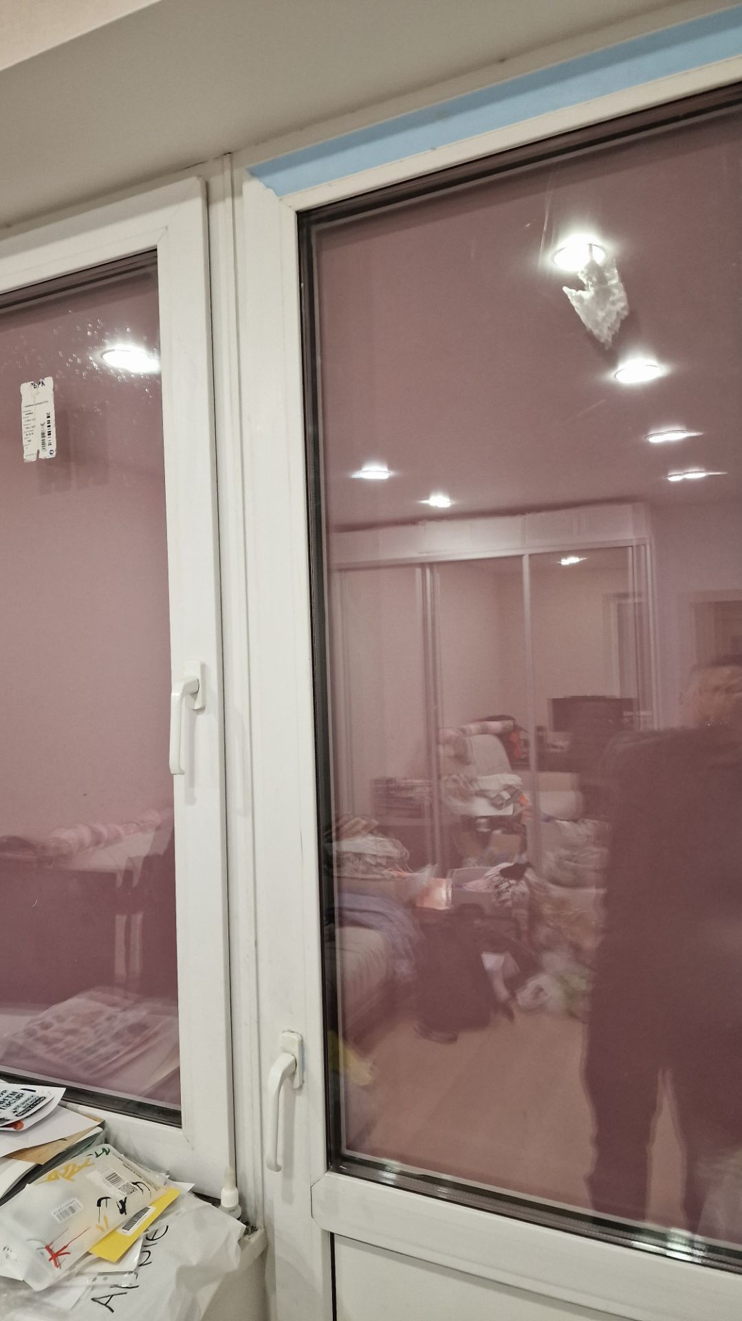 Нестандартная ситуация. Кассетные рулонные шторки уни2 со стороны лоджии)) Ткань лицо-изнанка.