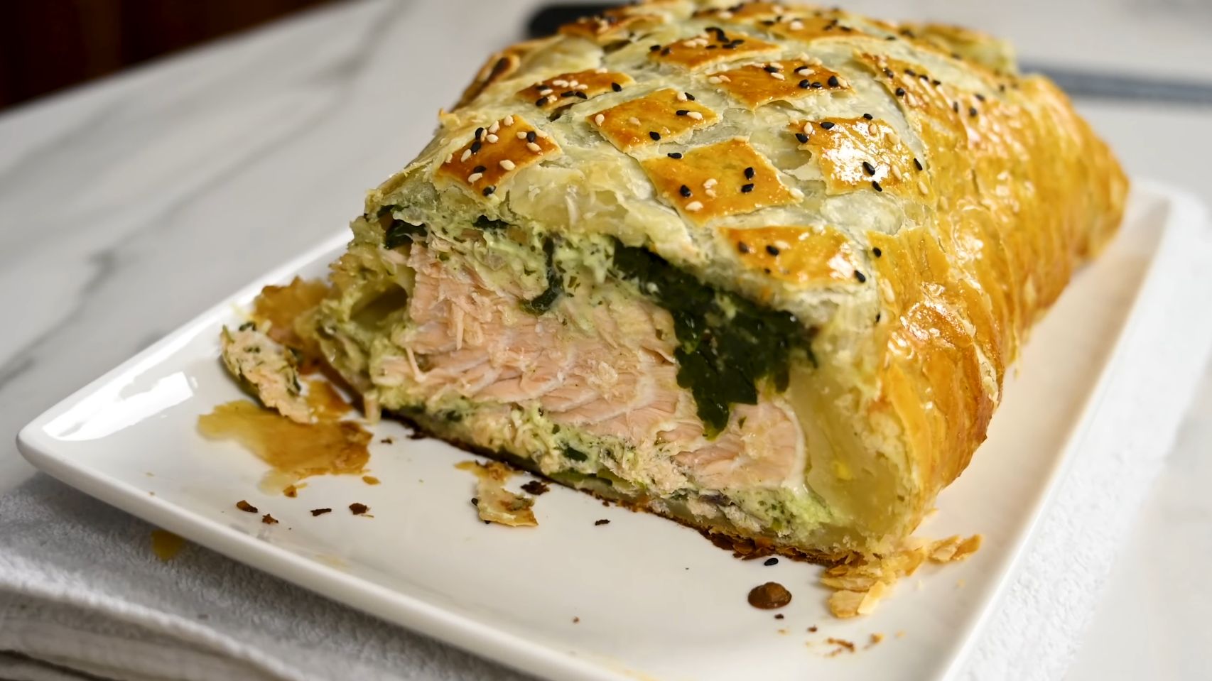 Лосось в слоеном тесте - рецепт на Eda.video