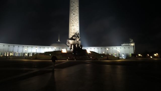 Музей панорама Бородинской битвы в Москве, поднимаемся к Стелле, вид стеллы в ночной подсветке.