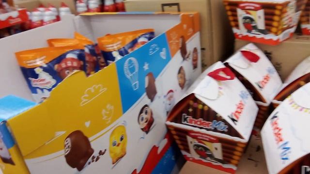 Интересный выбор новогодних киндеров в супермаркете Ашан. Показал всю новогоднюю продукцию.