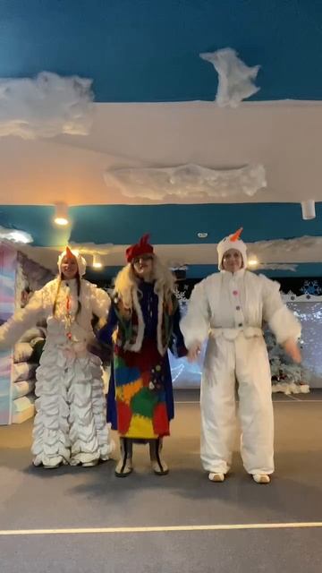 Танец Бабы Яги и Снеговиков