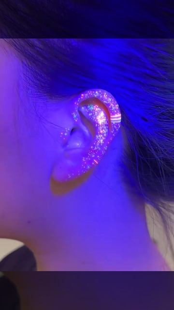 Очень необычное тату, которое светится под ультрафиолетом