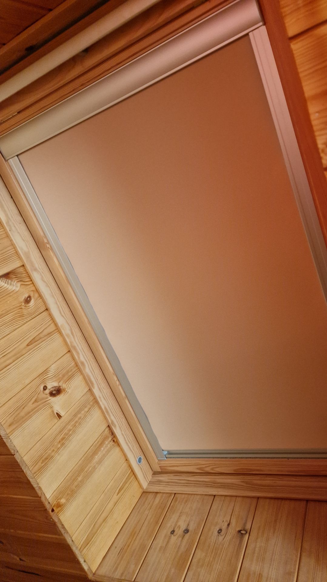 Кассетная рулонная шторка на мансардное окно. Система Р-лайт. Ткань Респект блэкаут песочный.